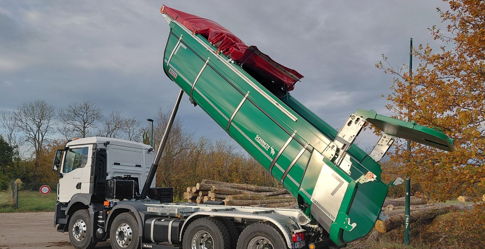 Schmitz Cargobull motorised tipper M.KI for daily use on the road and ...