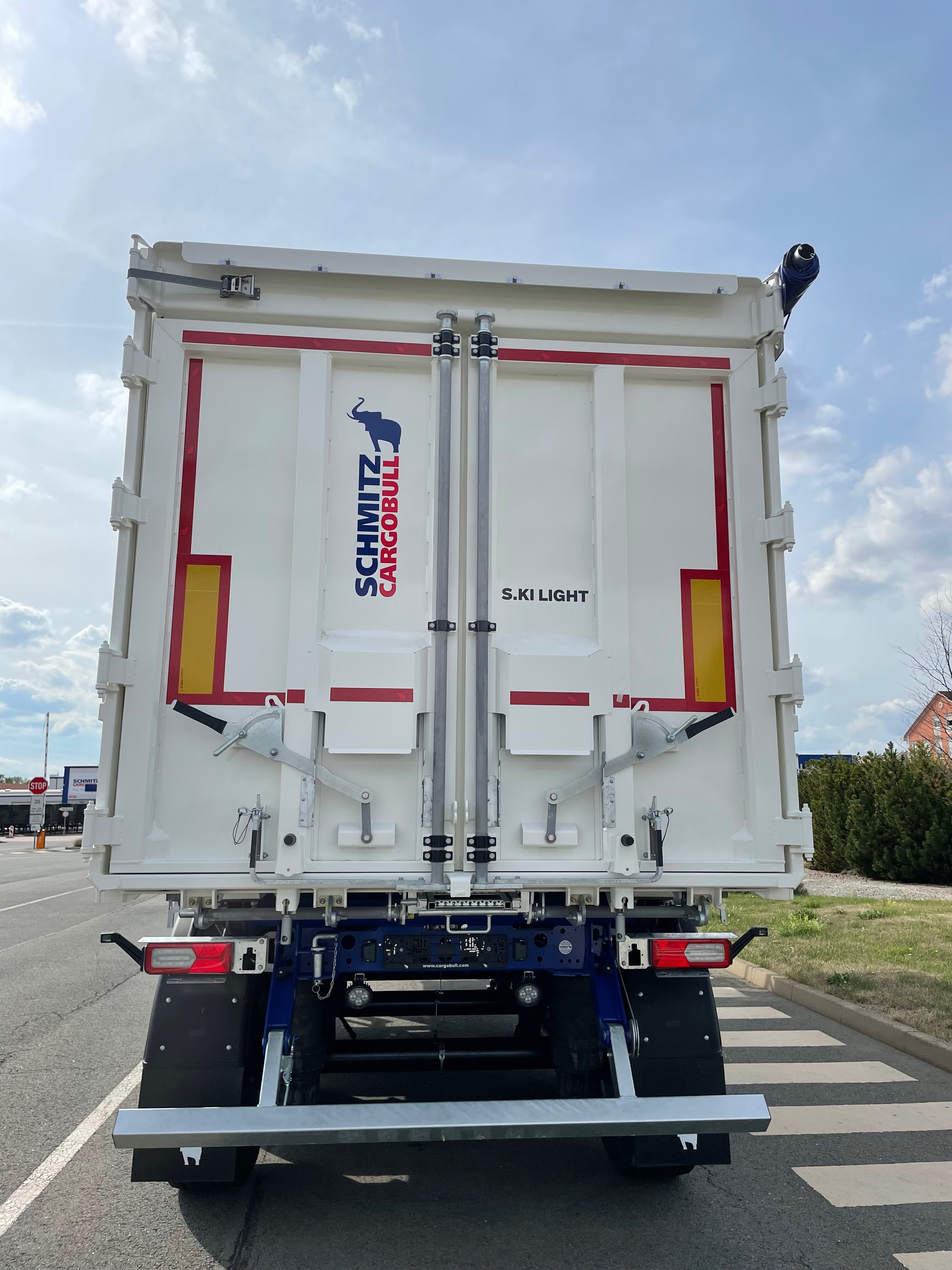 Light and low – trailers for high-volume transport